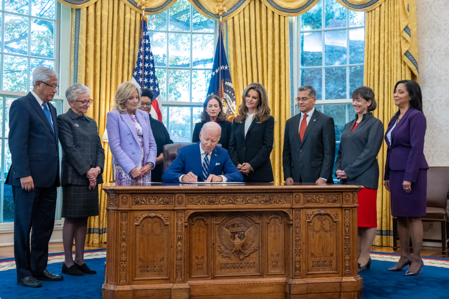 The Resolute Desk Is Ugly and the President Should Get a New One ...